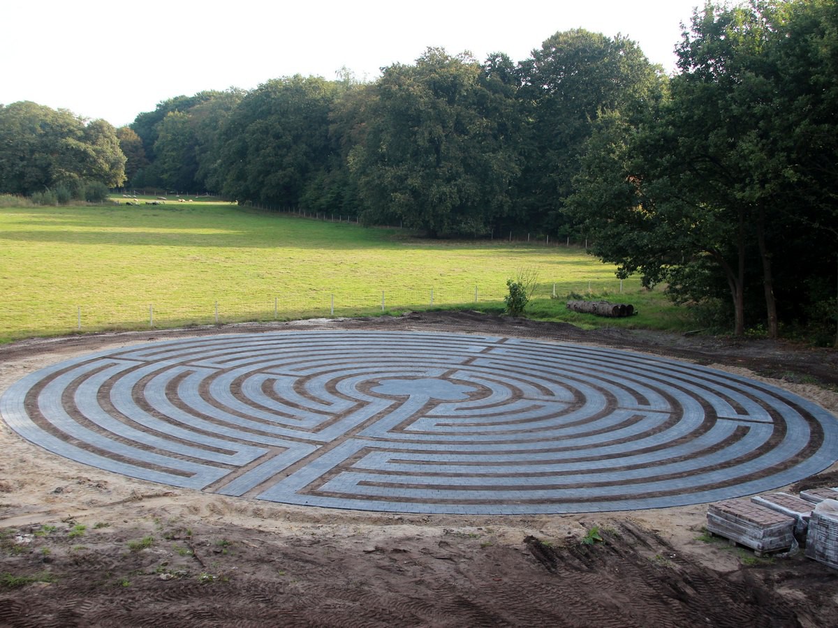 Aanleg kloostertuin met labyrint in Hilversum | Hoveniersbedrijf De ...